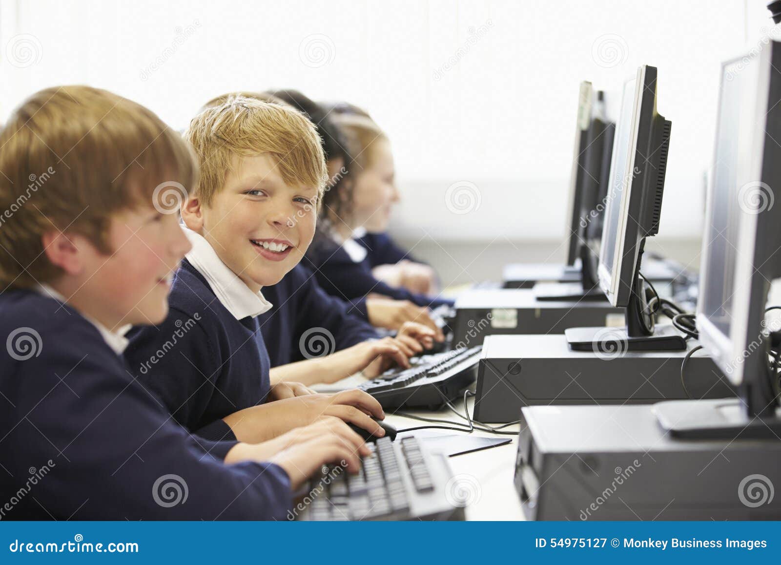 Linie Von Kindern in Der Schulcomputer-Klasse Stockbild - Bild von ...