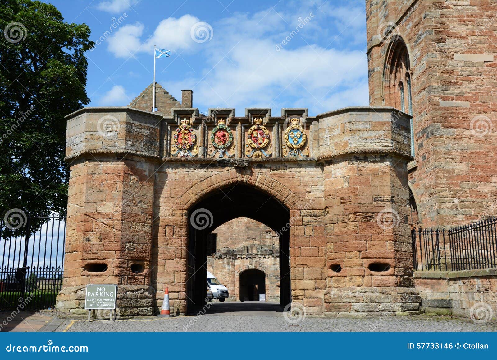 Linlithgow Palace, Entrance Stock Photo - Image of historic, ancient ...