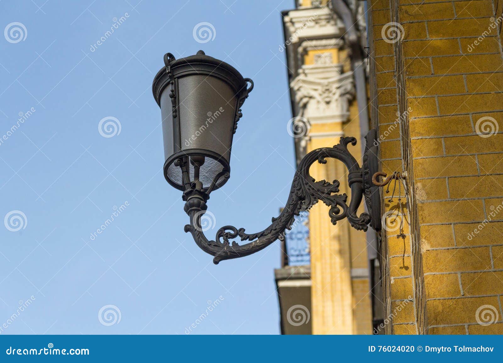 Linterna Antigua En La Pared De Un Edificio Foto de archivo - Imagen de ...