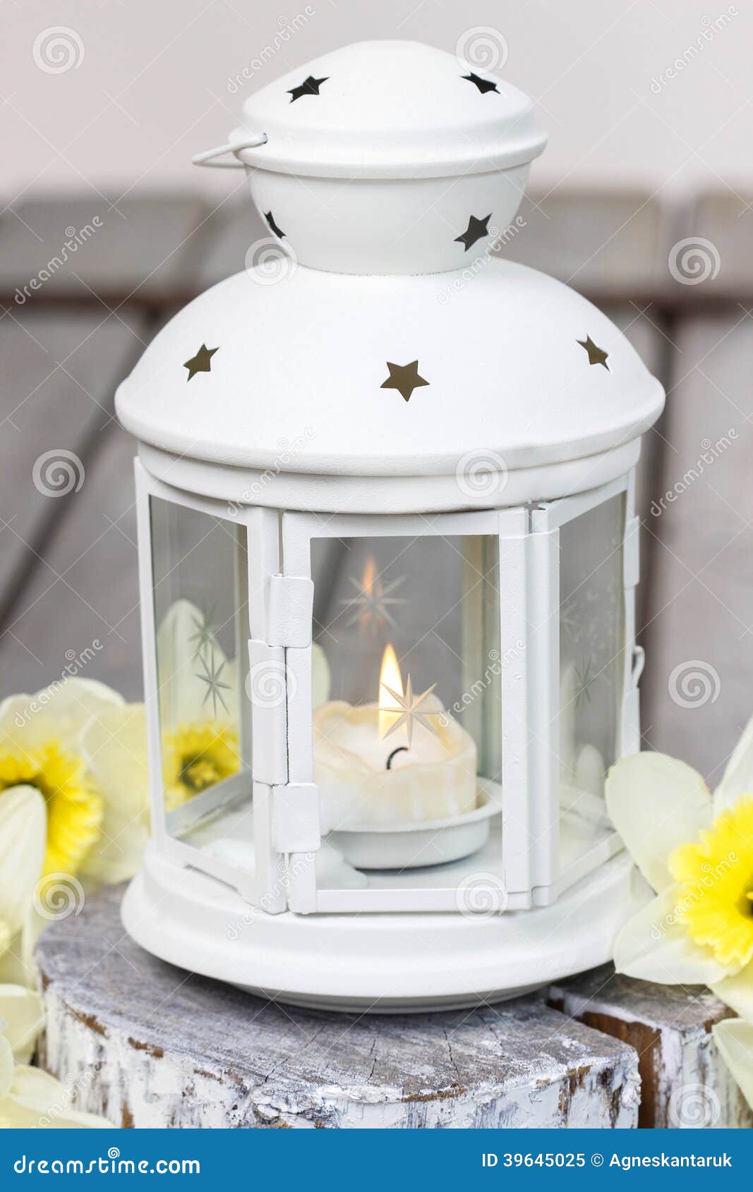 Linterna Blanca Hermosa Con La Vela Ardiente Dentro Imagen de archivo ...