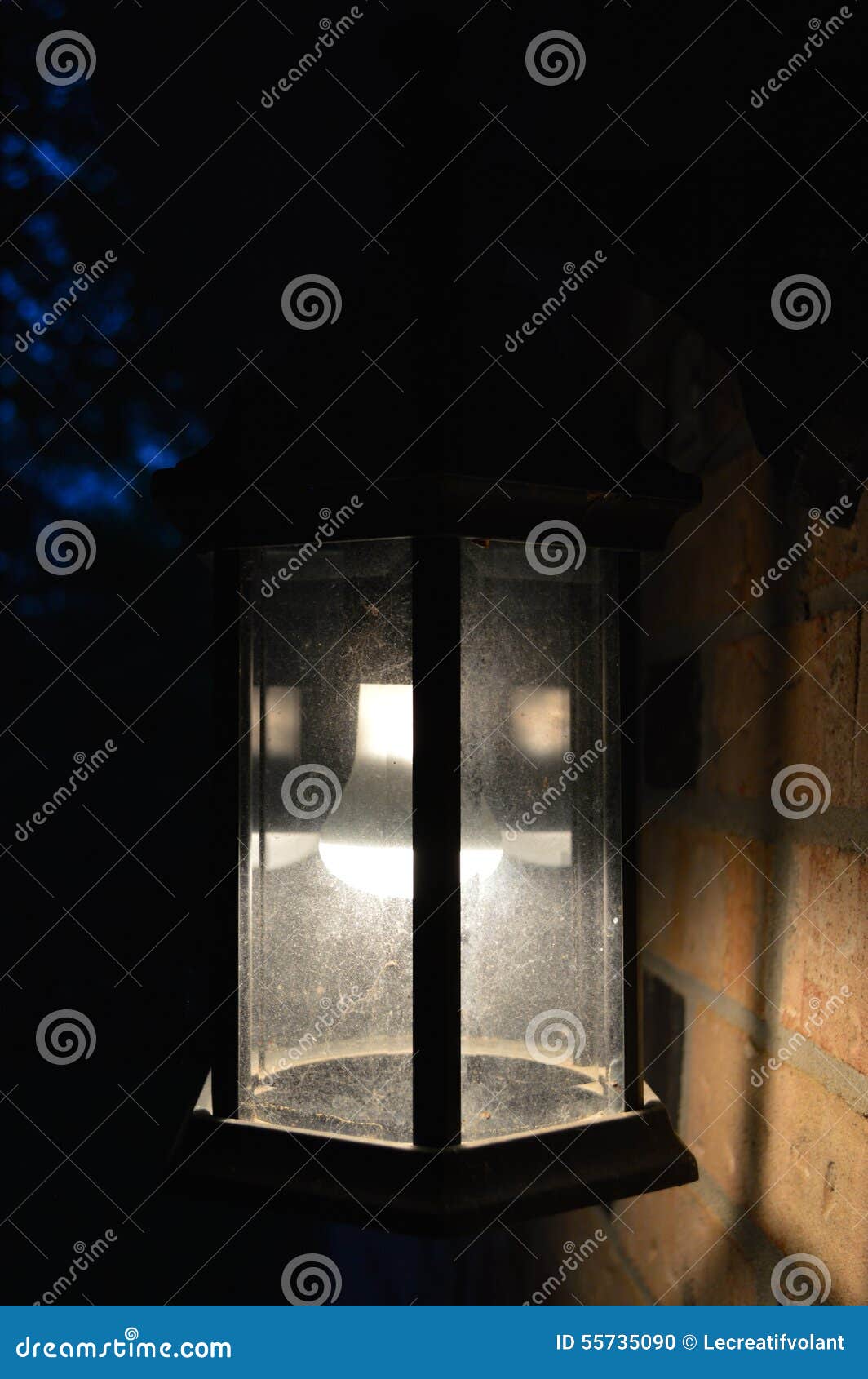 Linterna Encendida En La Noche Foto de archivo - Imagen de llamas ...