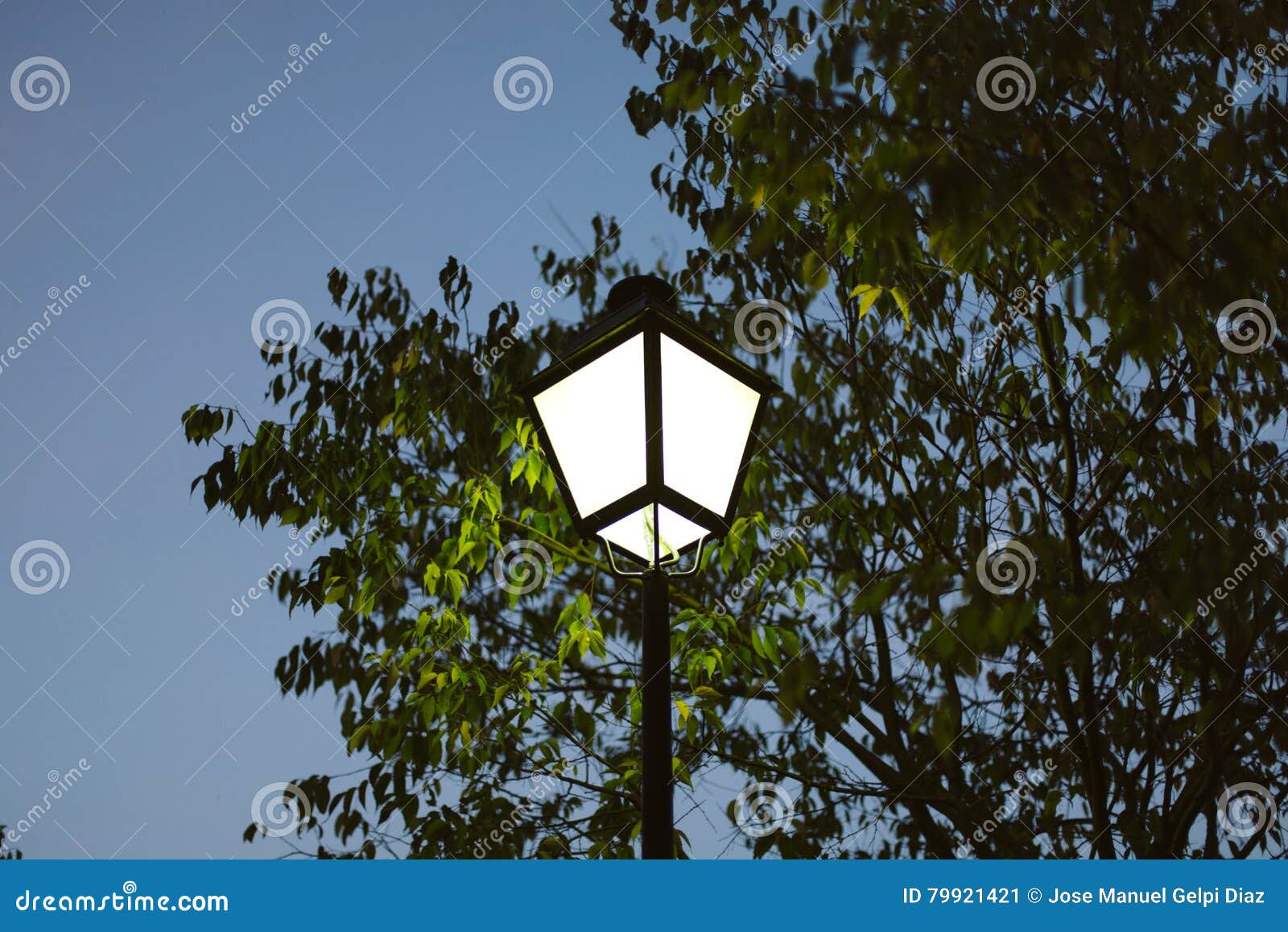 Linterna Encendida En Un Cielo Azul Marino Imagen de archivo - Imagen ...