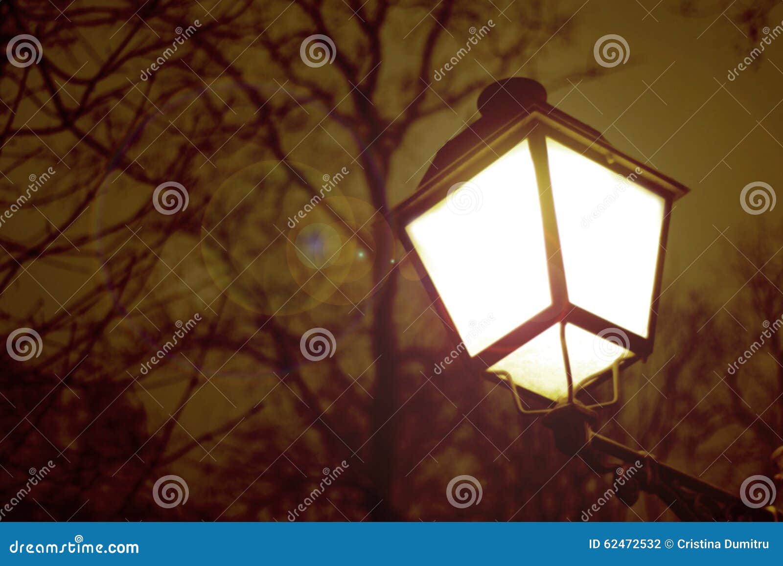 Linterna Encendida Para Arriba En La Noche Foto de archivo - Imagen de ...