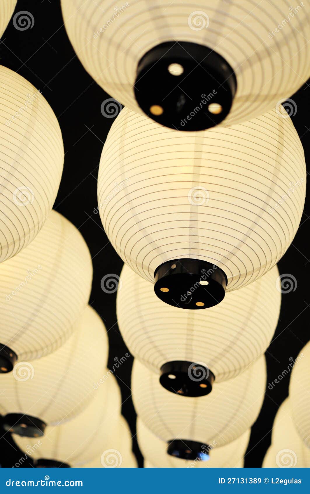 Linternas chinas blancas imagen de archivo. Imagen de modelo - 27131389