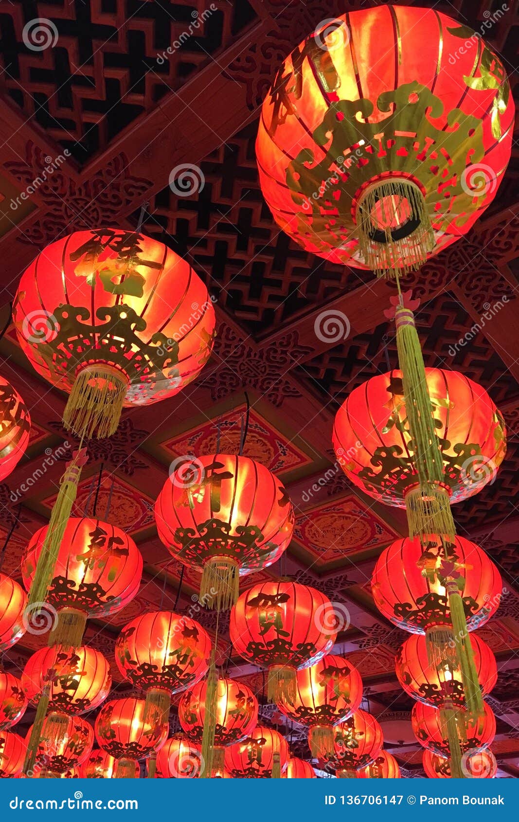 Linternas Rojas Chinas En Ciudad De China Imagen de archivo - Imagen de ...