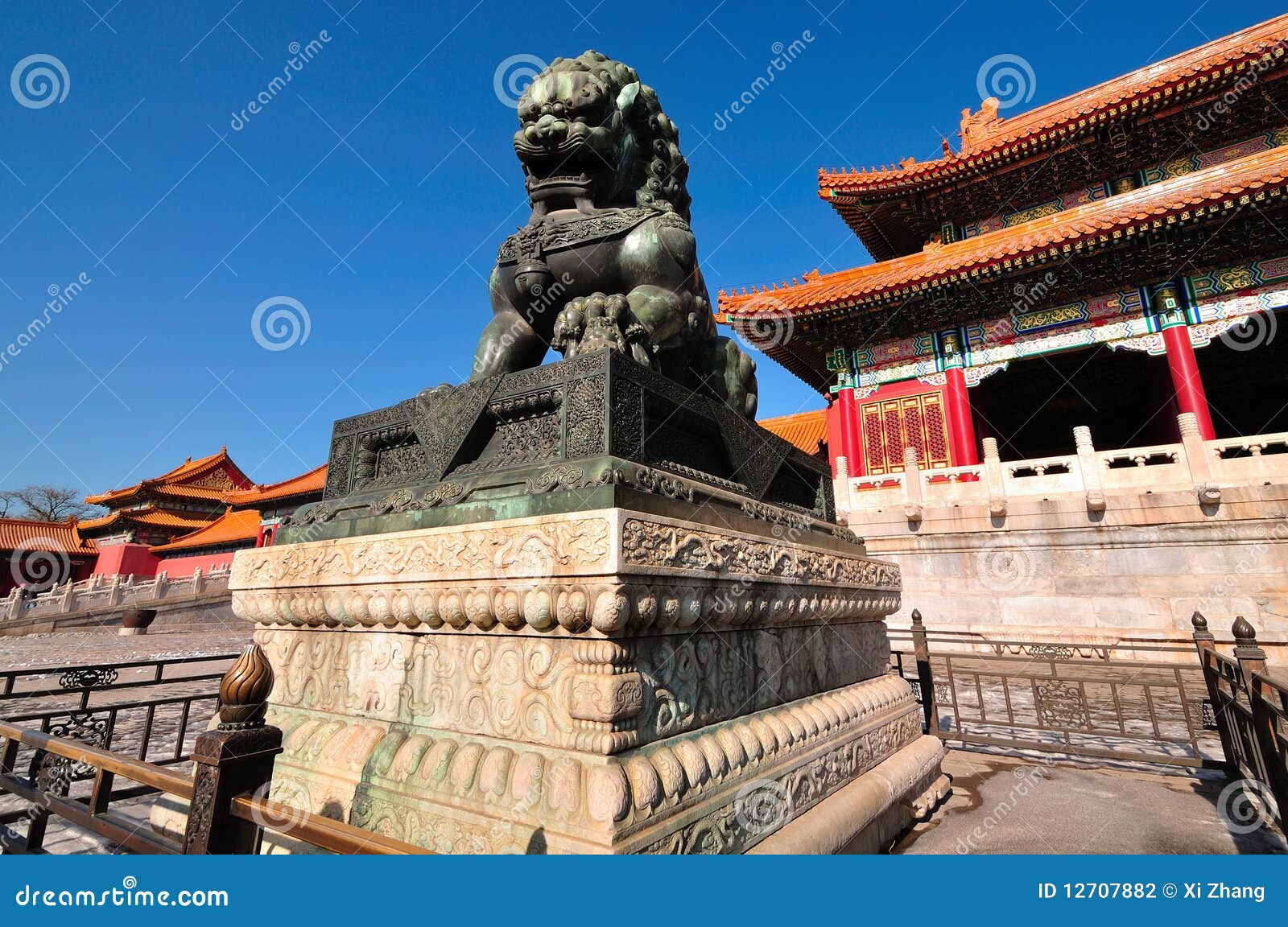 Lion interdit de ville photo stock. Image du porcelaine - 12707882