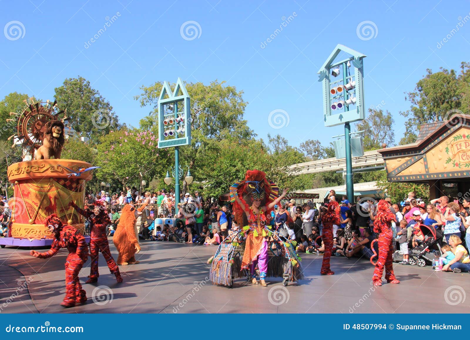 Lion King En El Desfile De Disney Imagen de archivo editorial - Imagen ...