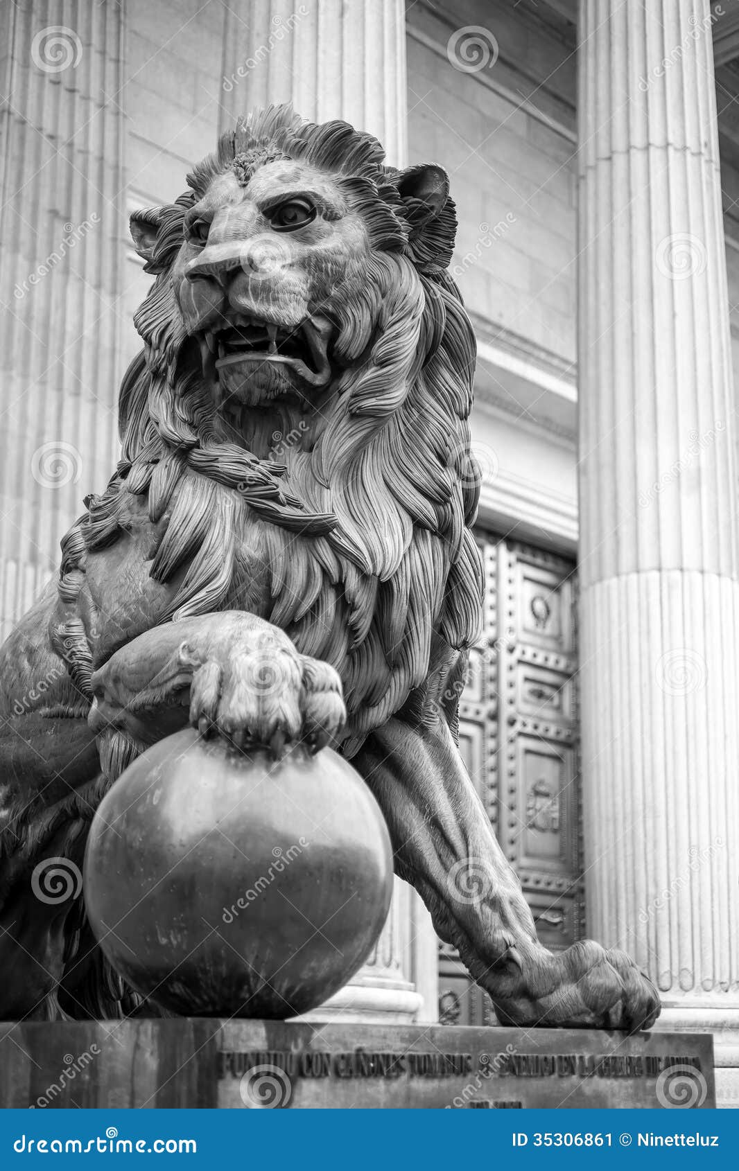 Lion Madrid imagen de archivo. Imagen de esfera, edificio - 35306861