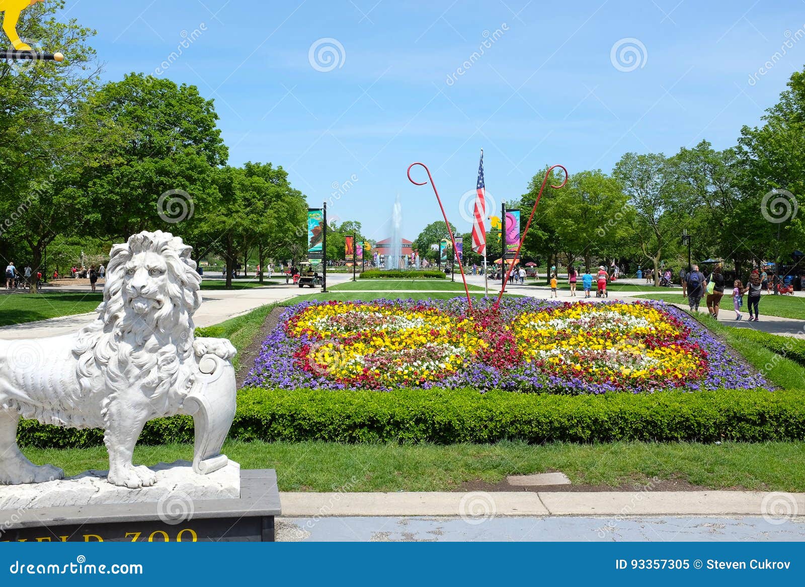 Lion Statue Brookfield Zoo imagen editorial. Imagen de hierba - 93357305
