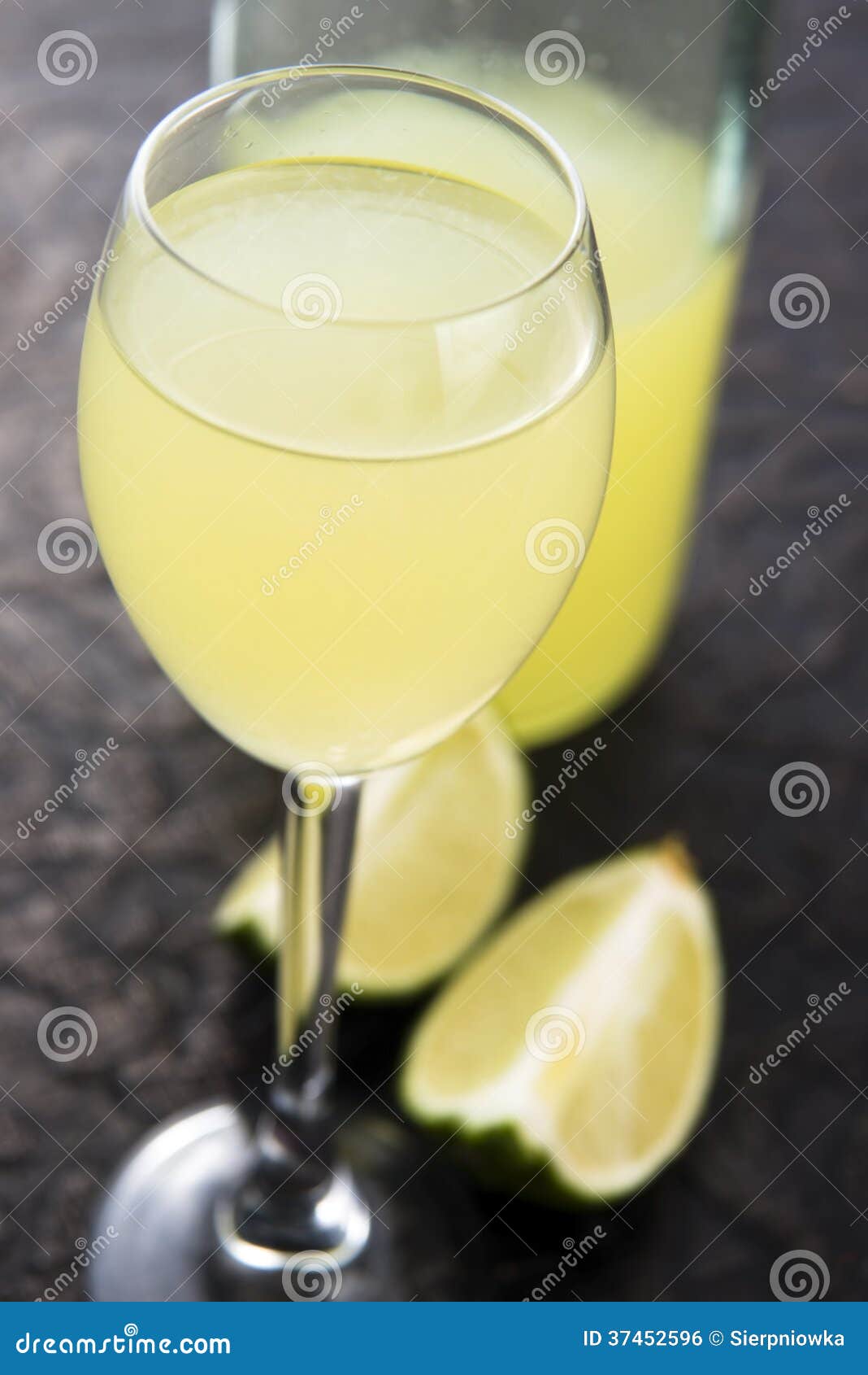 Liqueur De Citron De Limoncello Photo stock - Image du culture, jaune ...