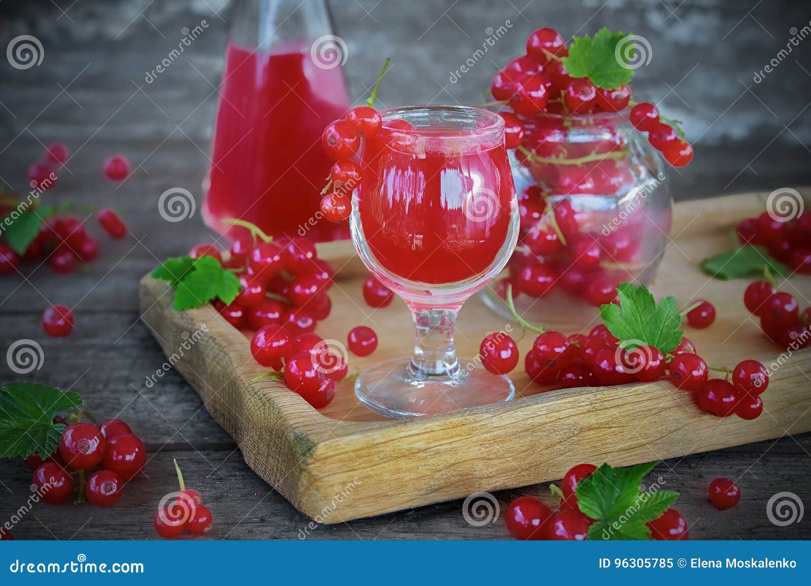 Liqueur De Groseille Rouge Dans Le Verre Image stock - Image du fond ...