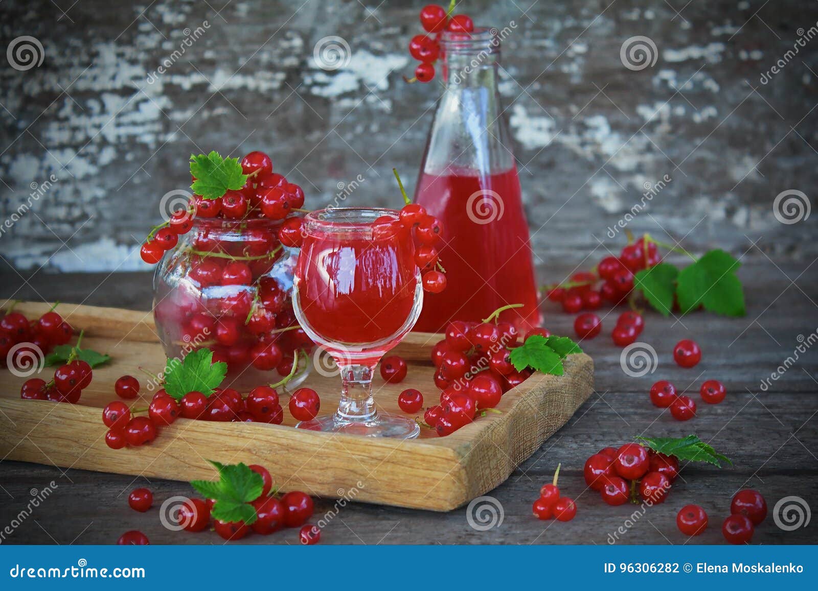 Liqueur De Groseille Rouge Dans Le Verre Photo stock - Image du ...