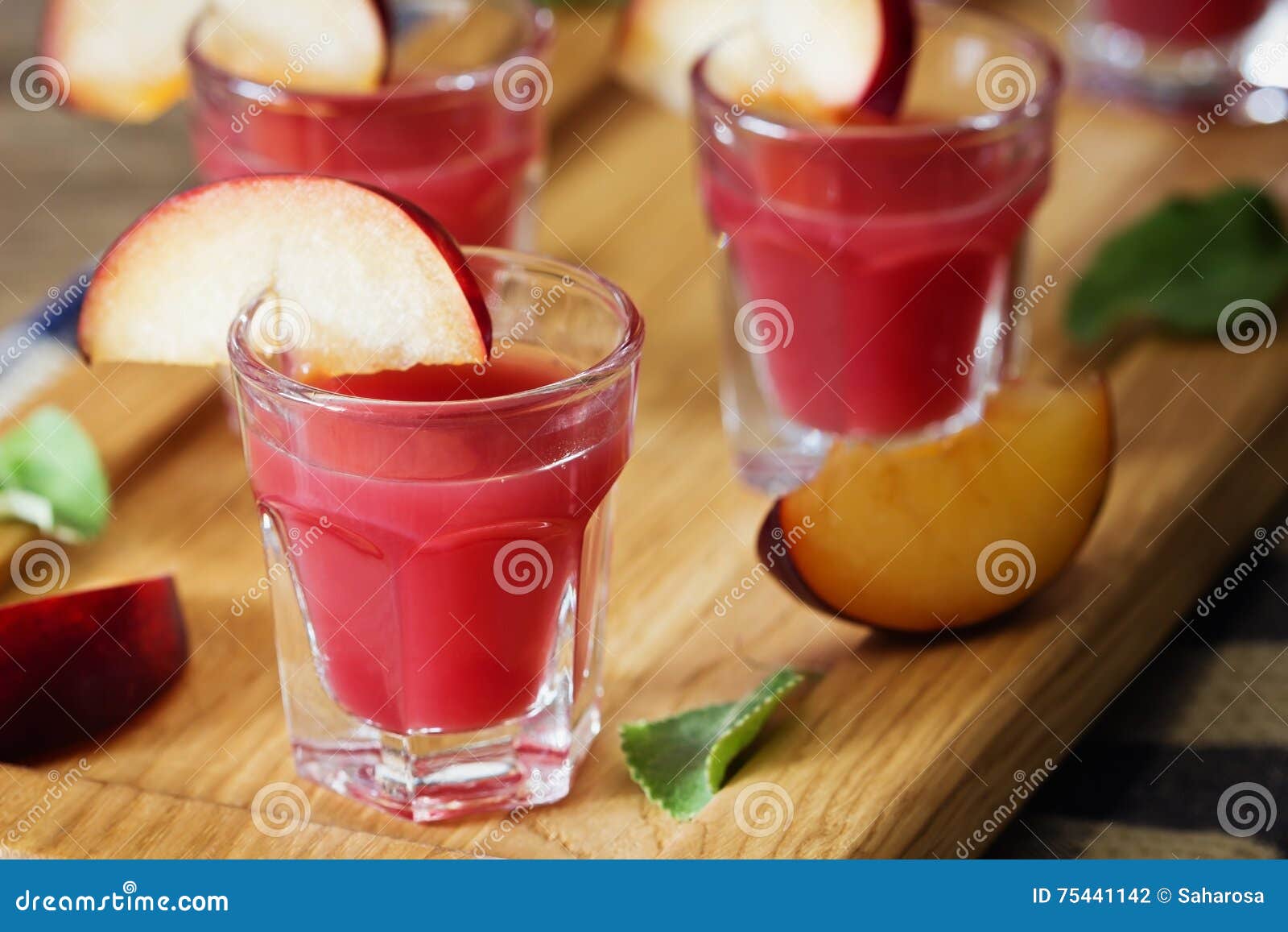 Liqueur De Prune Dans Un Verre Photo stock - Image du délicieux, froid ...