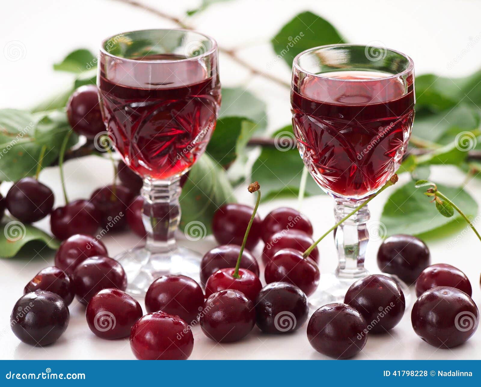 Liqueur Et Griottes De Cerise Photo stock - Image du tony, schnaps ...