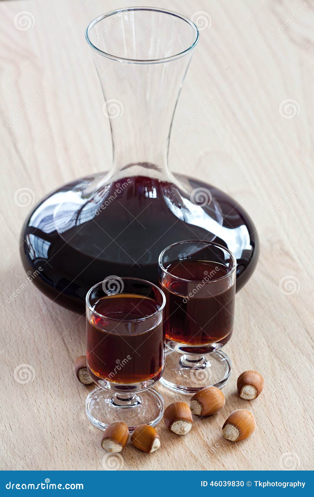 Liqueur Faite Maison De Noisette Dans Une Carafe Photo stock - Image du ...