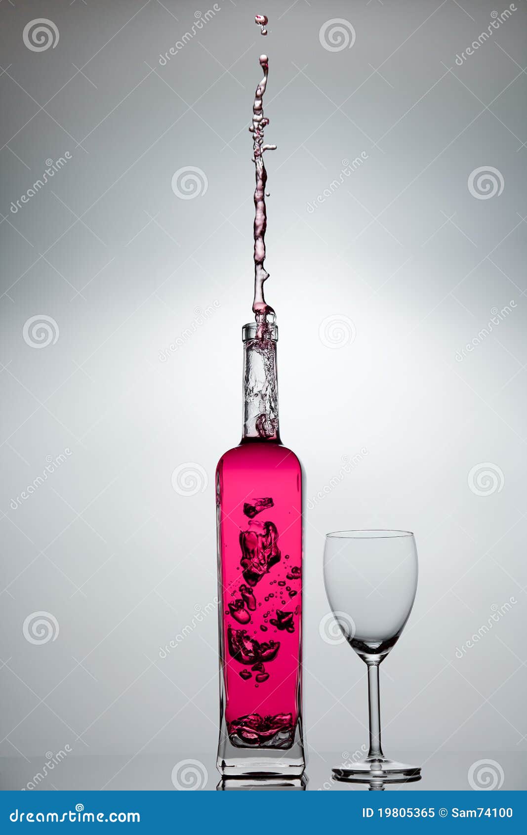 Liquid Splashing from a Bottle Stock Image - Image of flowing, droplet ...