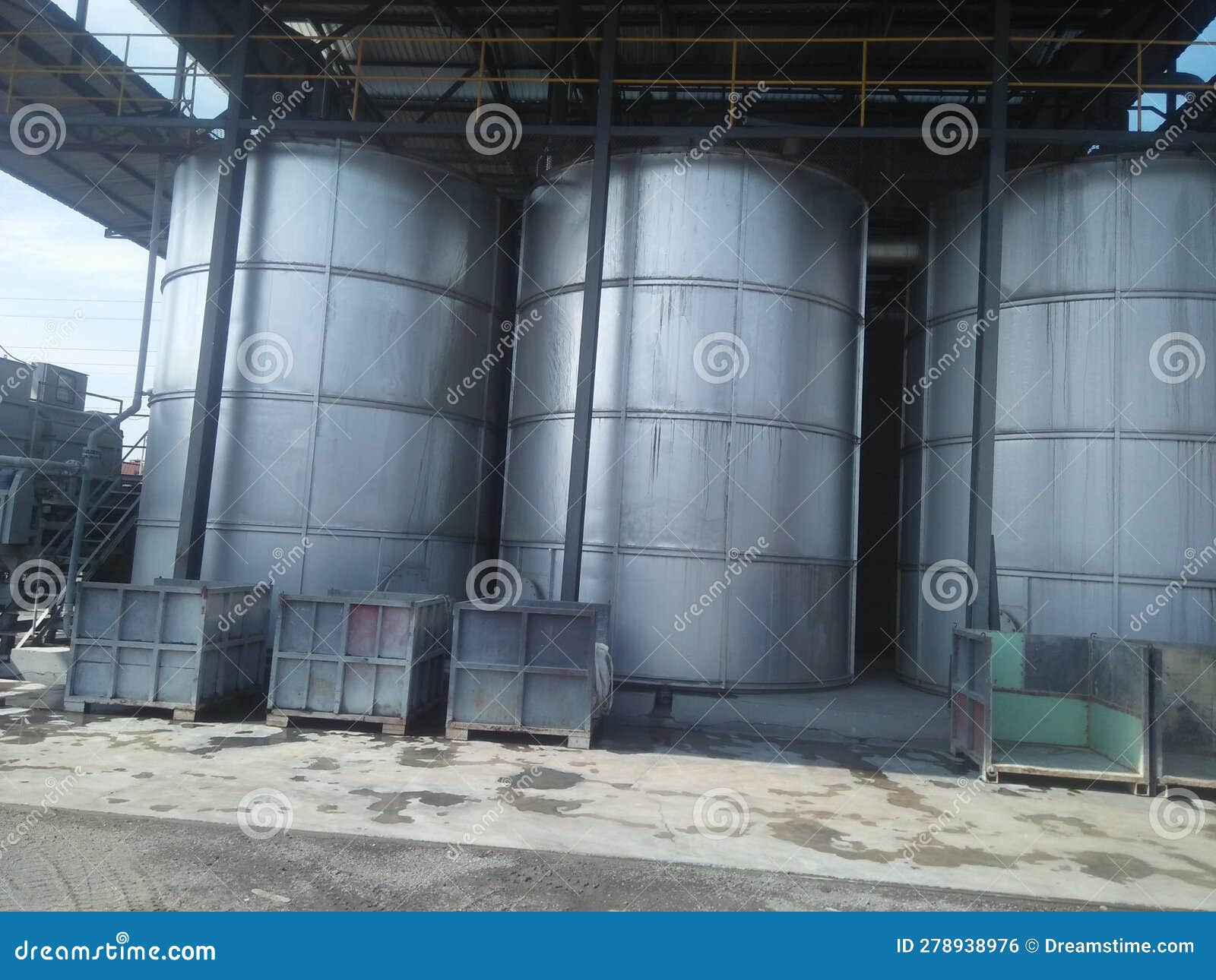 Liquid waste storage tank stock photo. Image of mast - 278938976
