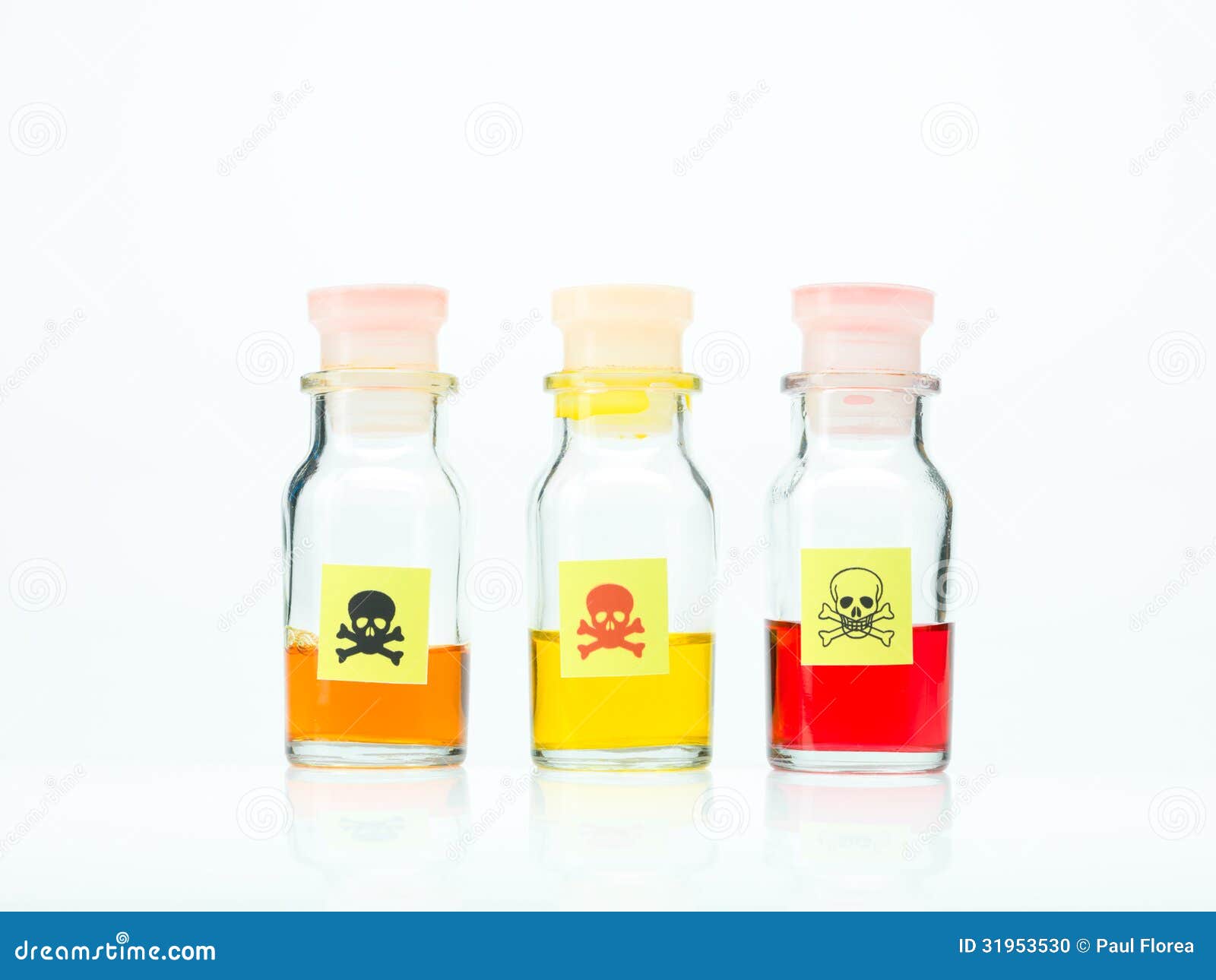 Liquido Tossico Colorato in Tre Bottiglie Differenti Fotografia Stock ...