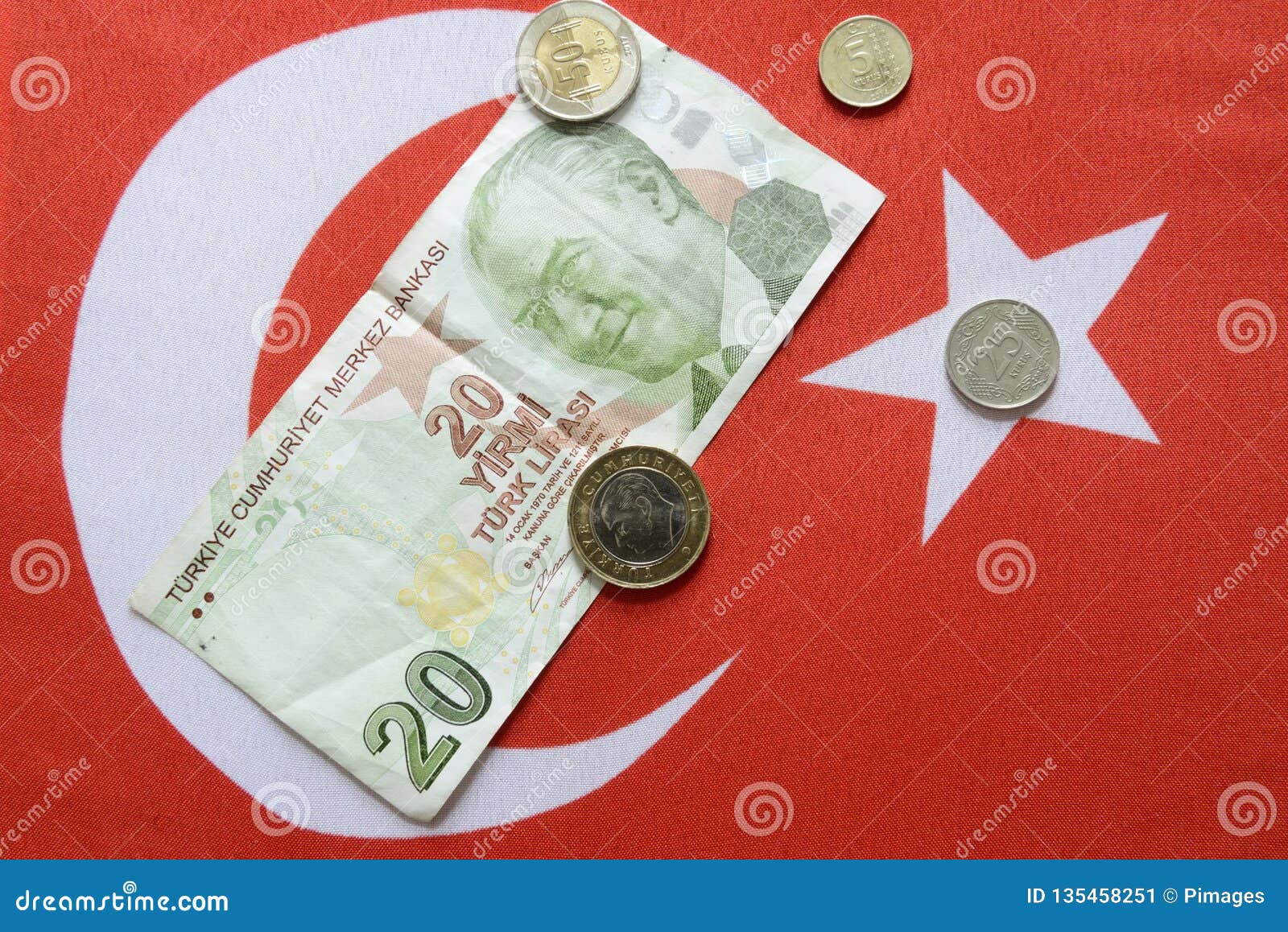 Lire Turque De Devise Nationale Sur Le Drapeau Turc Photo éditorial ...