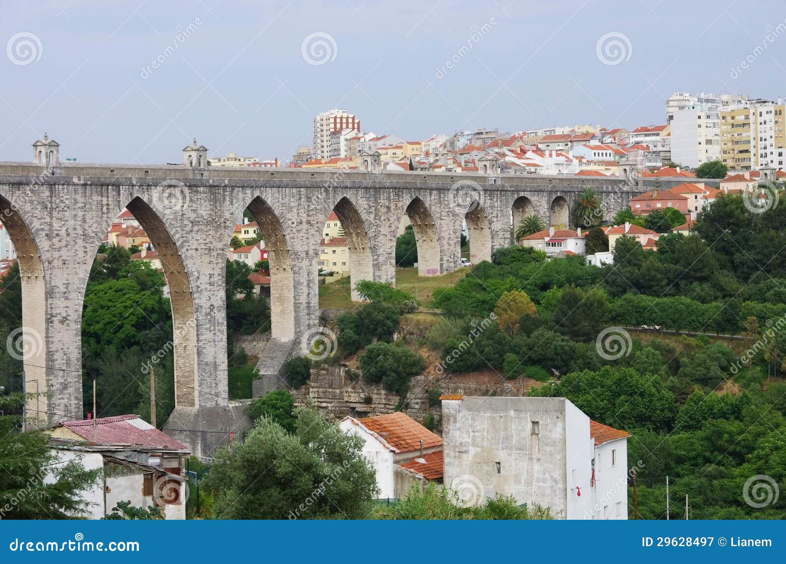 Lisbon akvedukt fotografering för bildbyråer. Bild av träd - 29628497