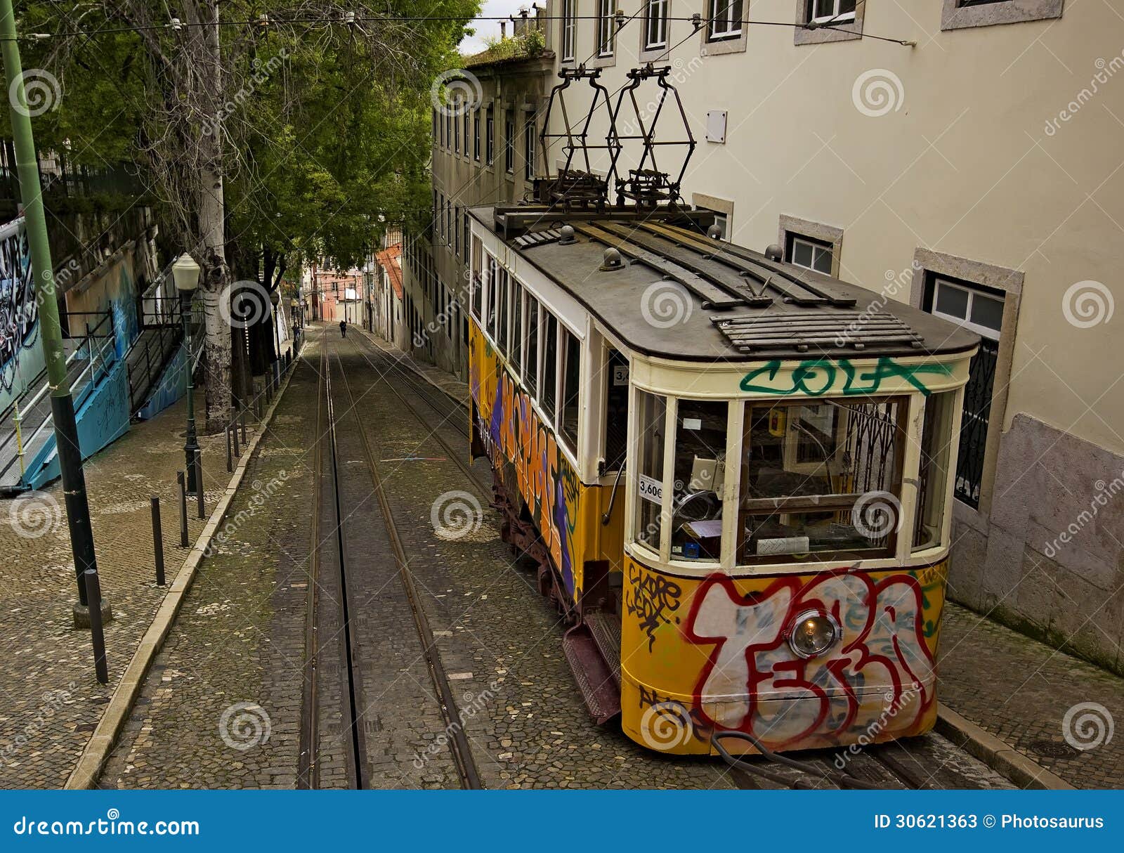 Lisbona, cabina di funivia immagine stock. Immagine di portogallo ...