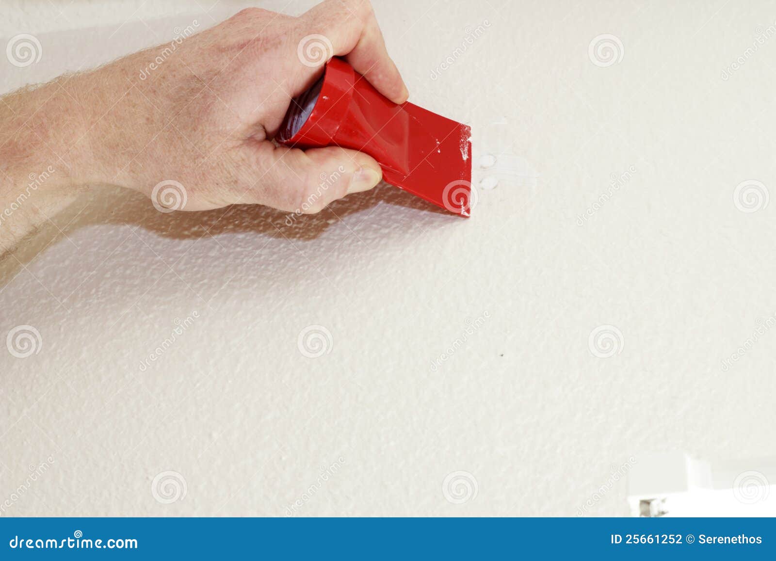 Lissage de Spackling photo stock. Image du masculin, personne - 25661252