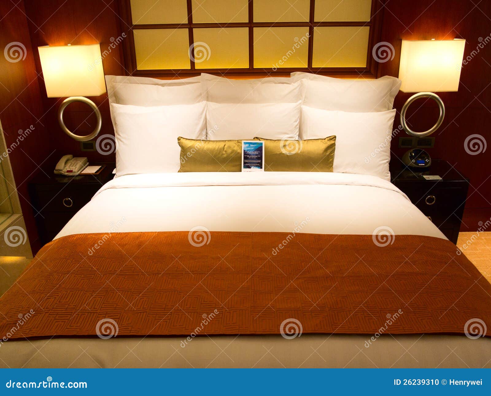 Lit d'hôtel photo stock. Image du overnight, motel, oreillers - 26239310