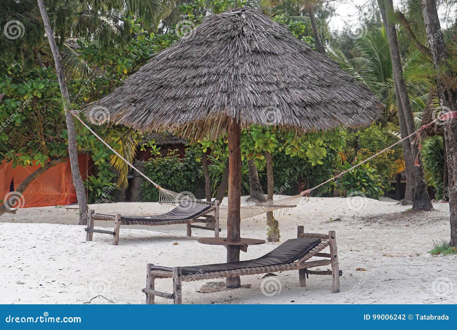 Lit de plage photo stock. Image du île, parasol, détendez - 99006242