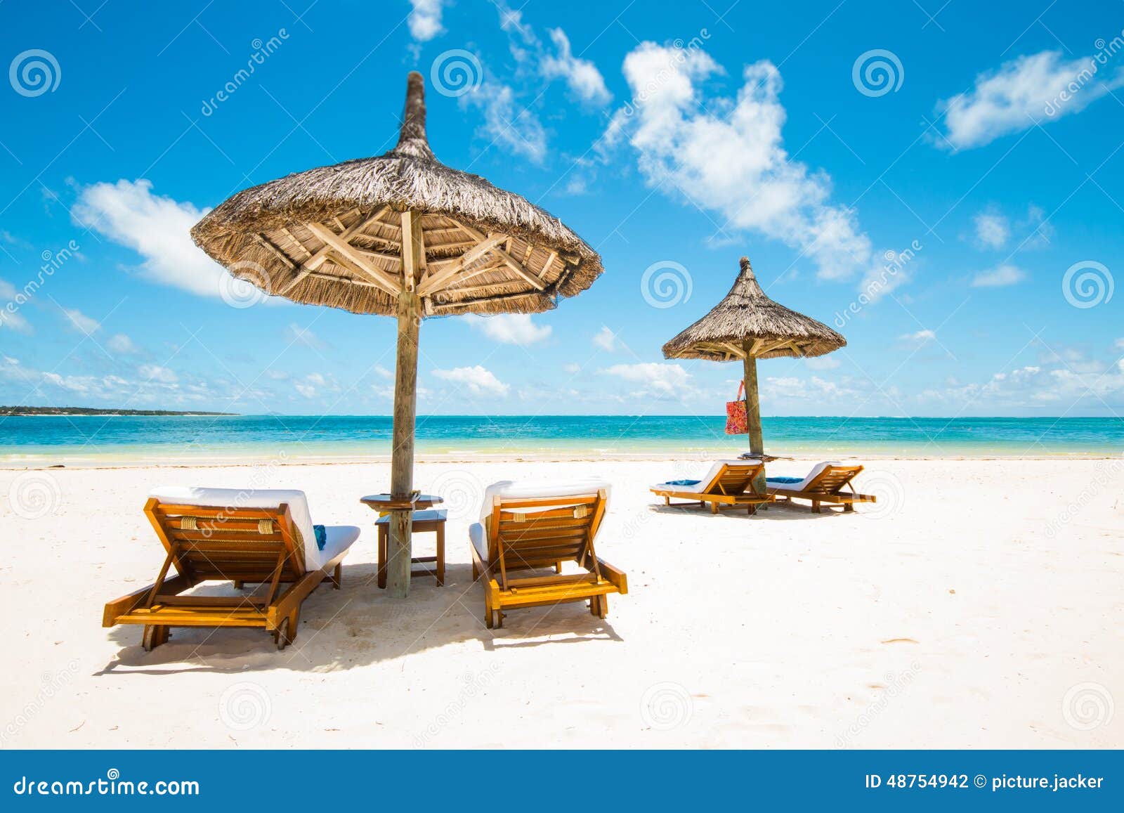 Lit pliant et parasol photo stock. Image du sable, détente - 48754942