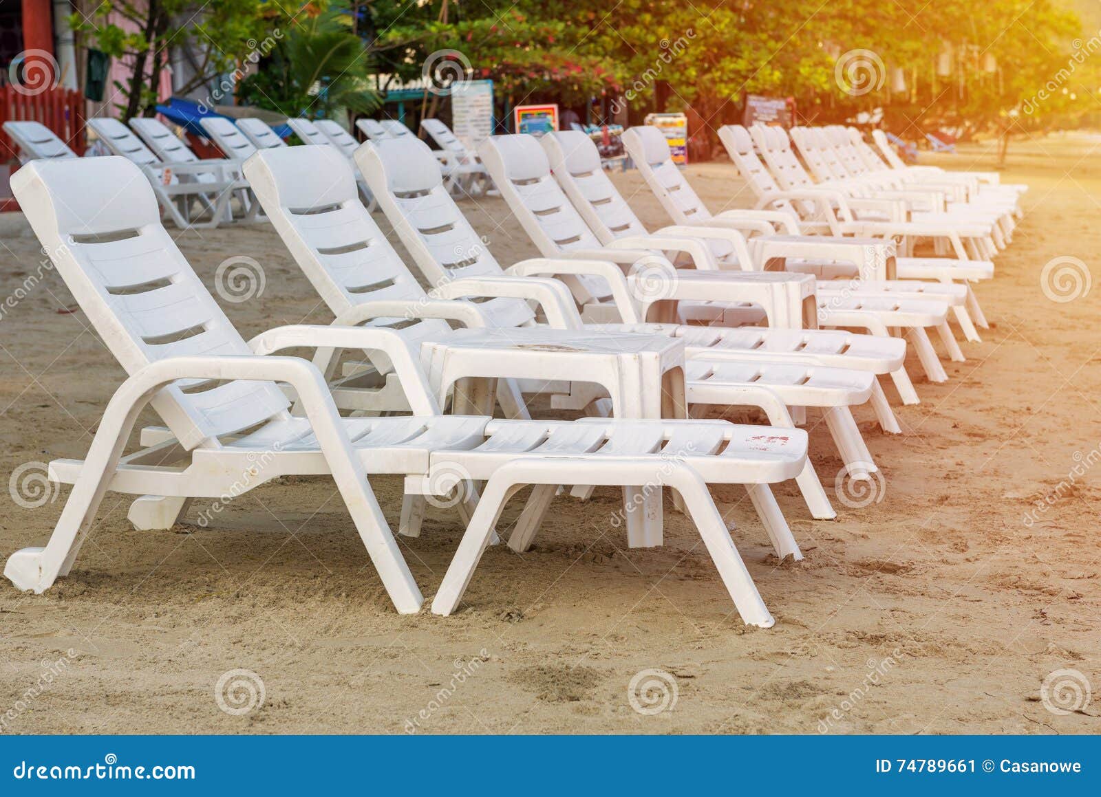 Lit Pliant Ou Chaise Sur La Plage Tropicale Image stock - Image du ...