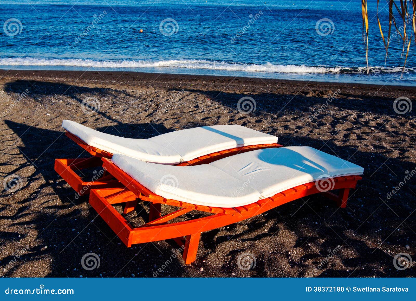 Lit pliant sur la plage photo stock. Image du paisible - 38372180