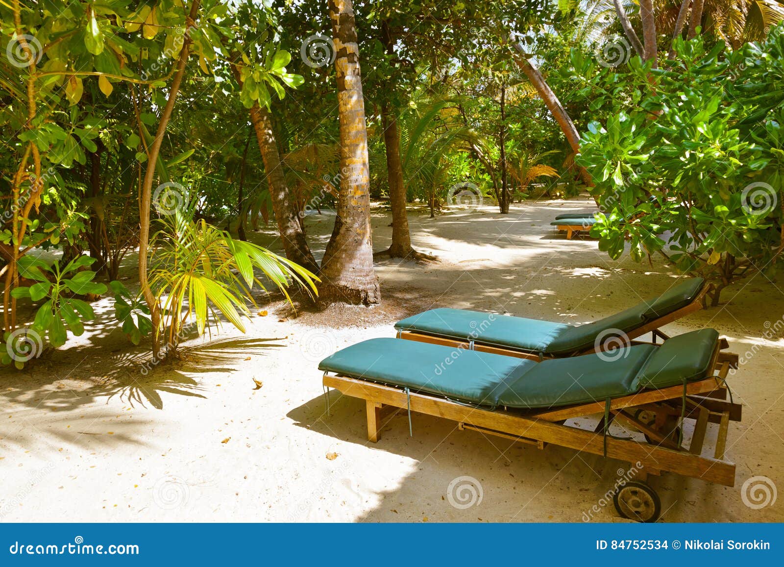 Lit Pliant Sur La Plage Des Maldives Photo stock - Image du beauté ...