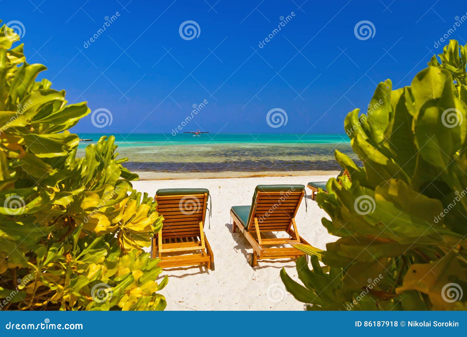 Lit Pliant Sur La Plage Des Maldives Photo stock - Image du couples ...