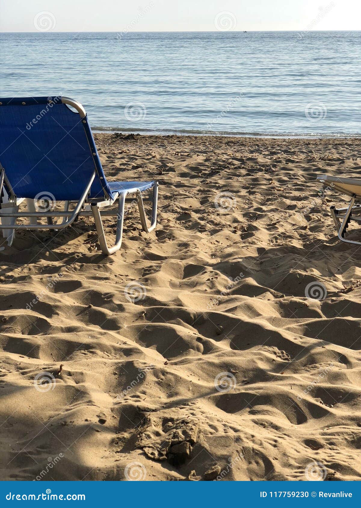 Lit Pliant Sur Une Plage En Chypre Photo stock - Image du bleu, corail ...