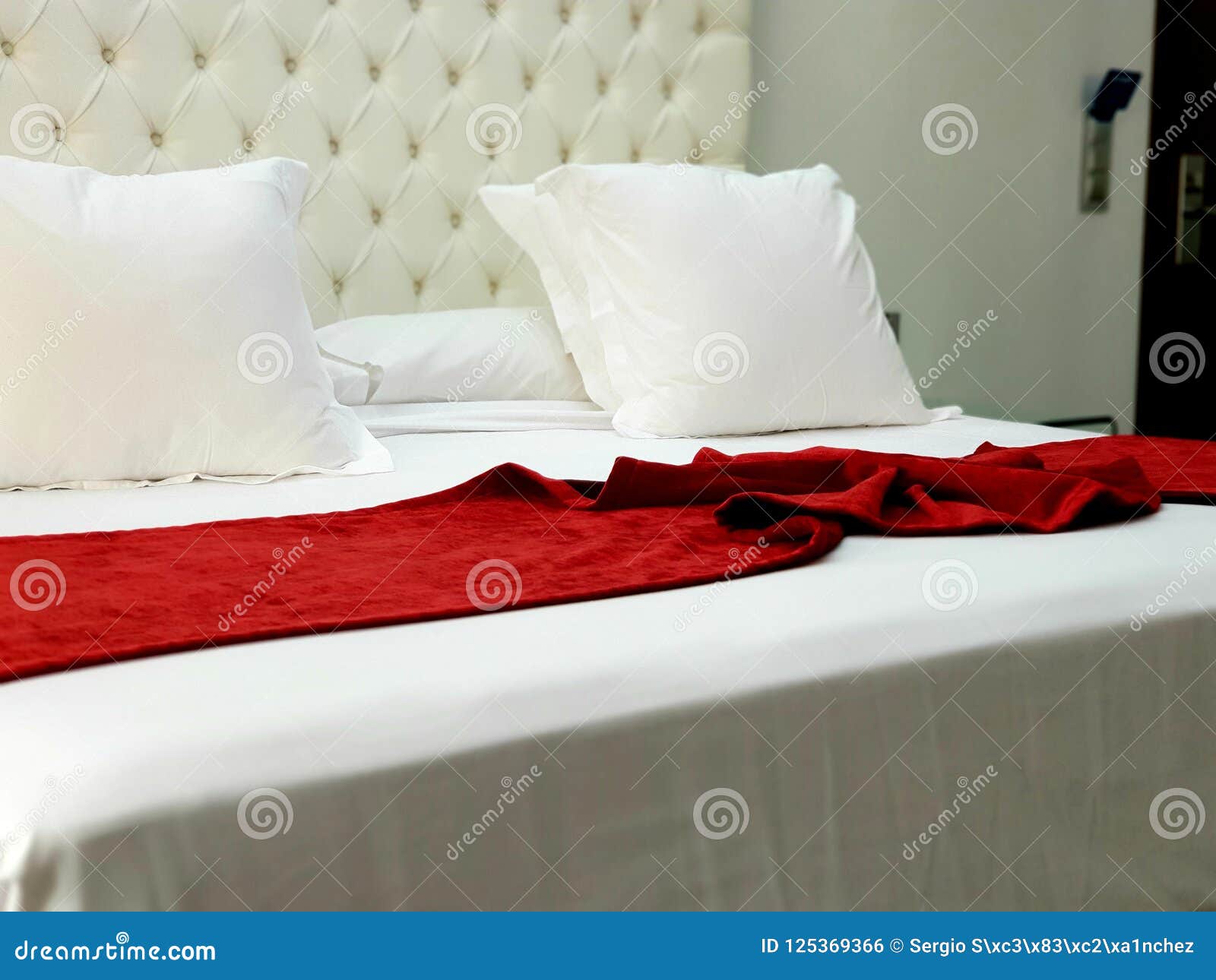 Lit romantique photo stock. Image du romantique, bâti - 125369366