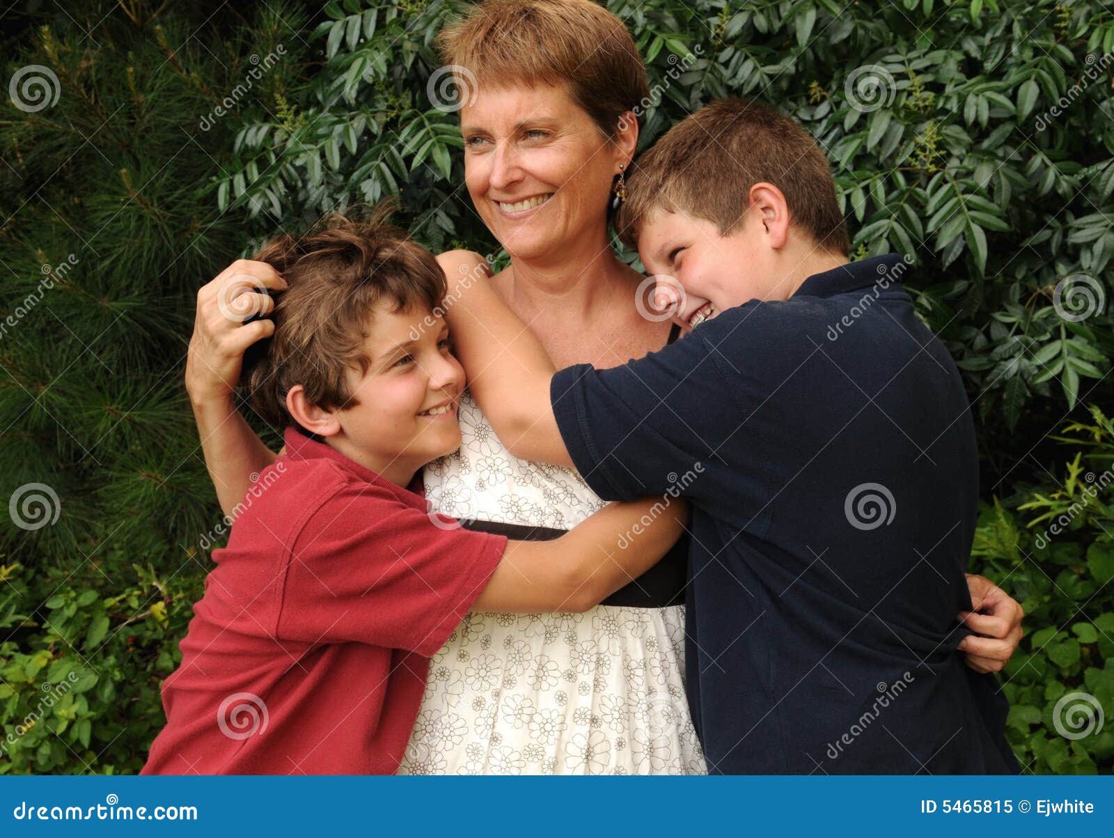 Lite varstans kramar fotografering för bildbyråer. Bild av kramar - 5465815