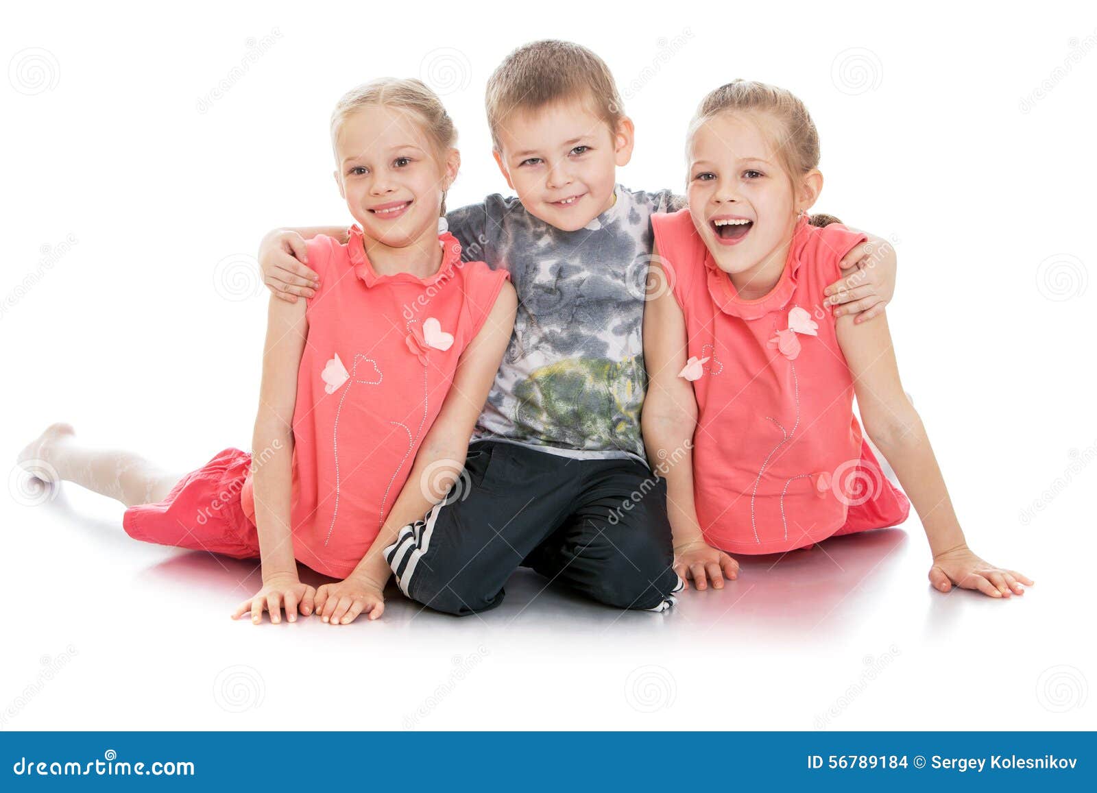Liten Blond Pojke Som Kramar Hans Favorit Systrar Arkivfoto Bild Av