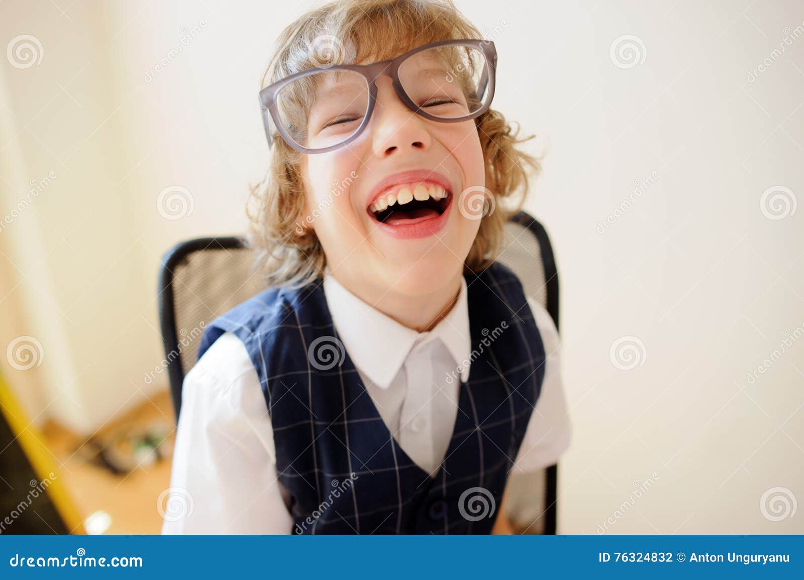 Liten gladlynt skolpojke arkivfoto. Bild av väghyvel - 76324832