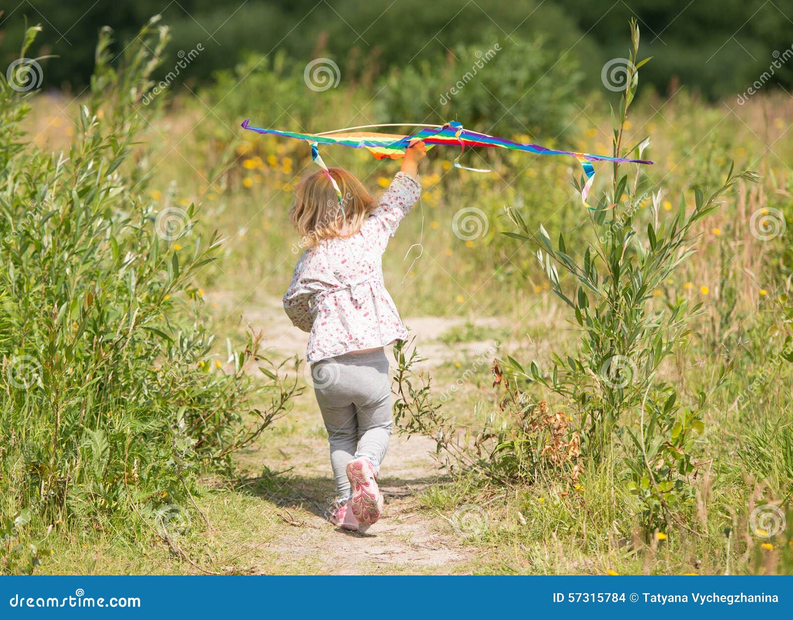 Liten Gullig Flicka Som Flyger En Drake Arkivfoto - Bild av rörelse ...