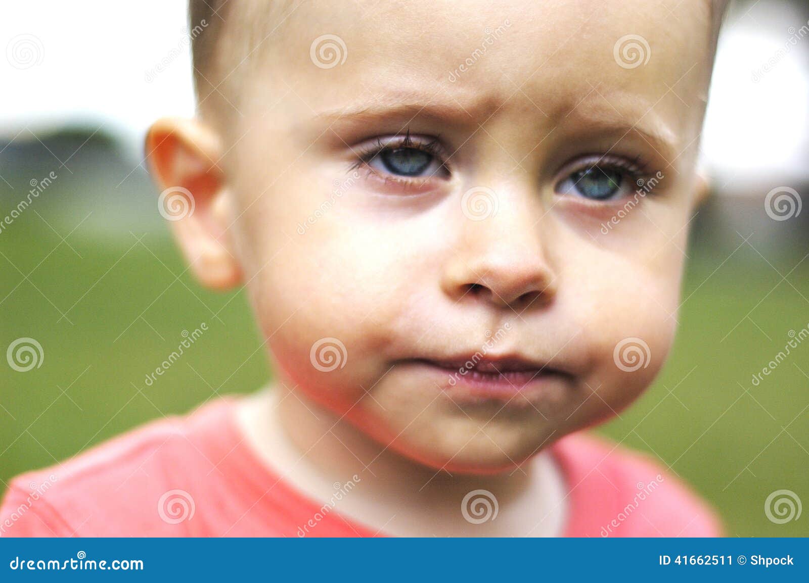 Liten ledsen pojke fotografering för bildbyråer. Bild av alon - 41662511