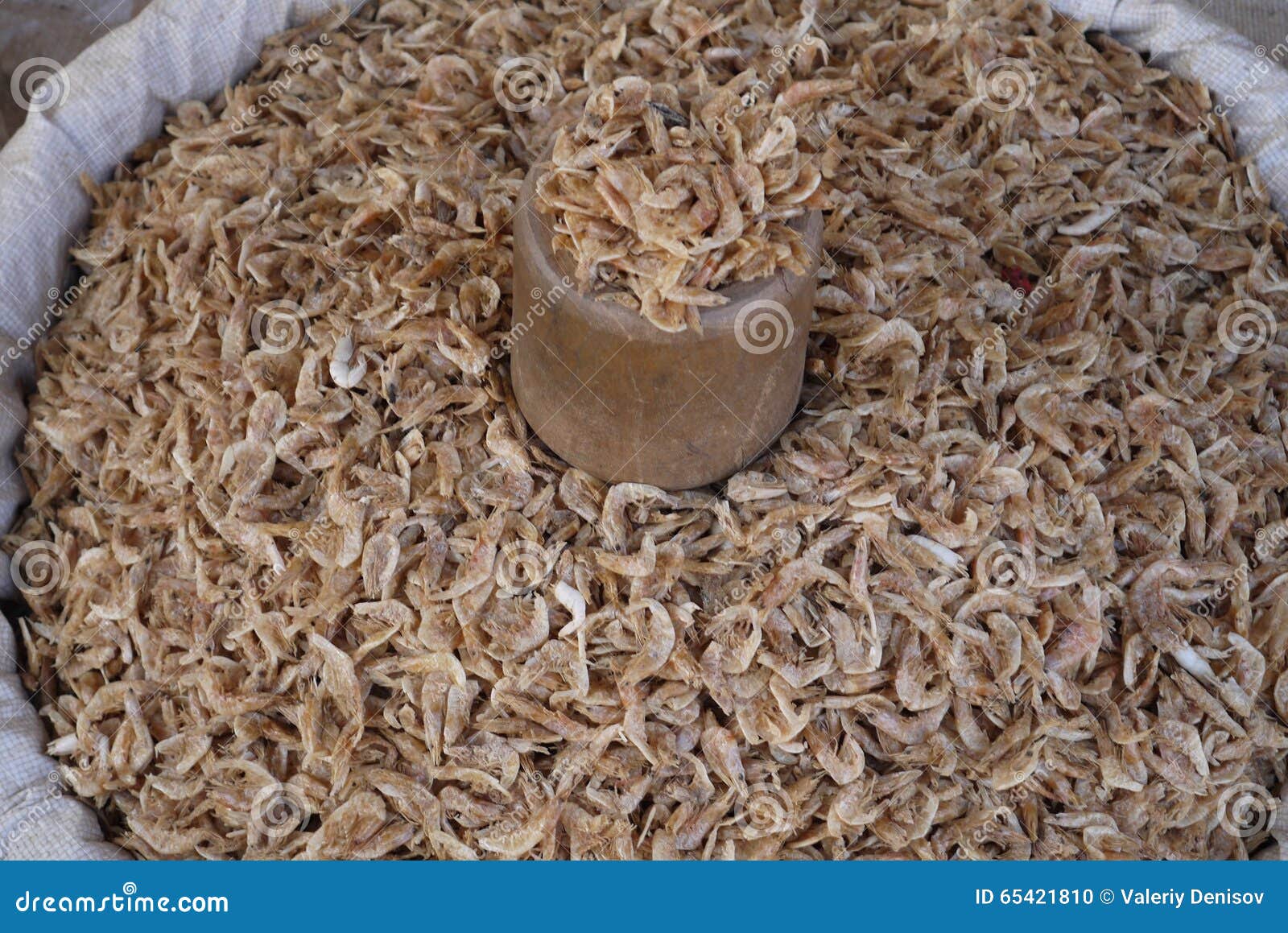 Liten torkad fisk arkivfoto. Bild av litet, stort, räkor - 65421810