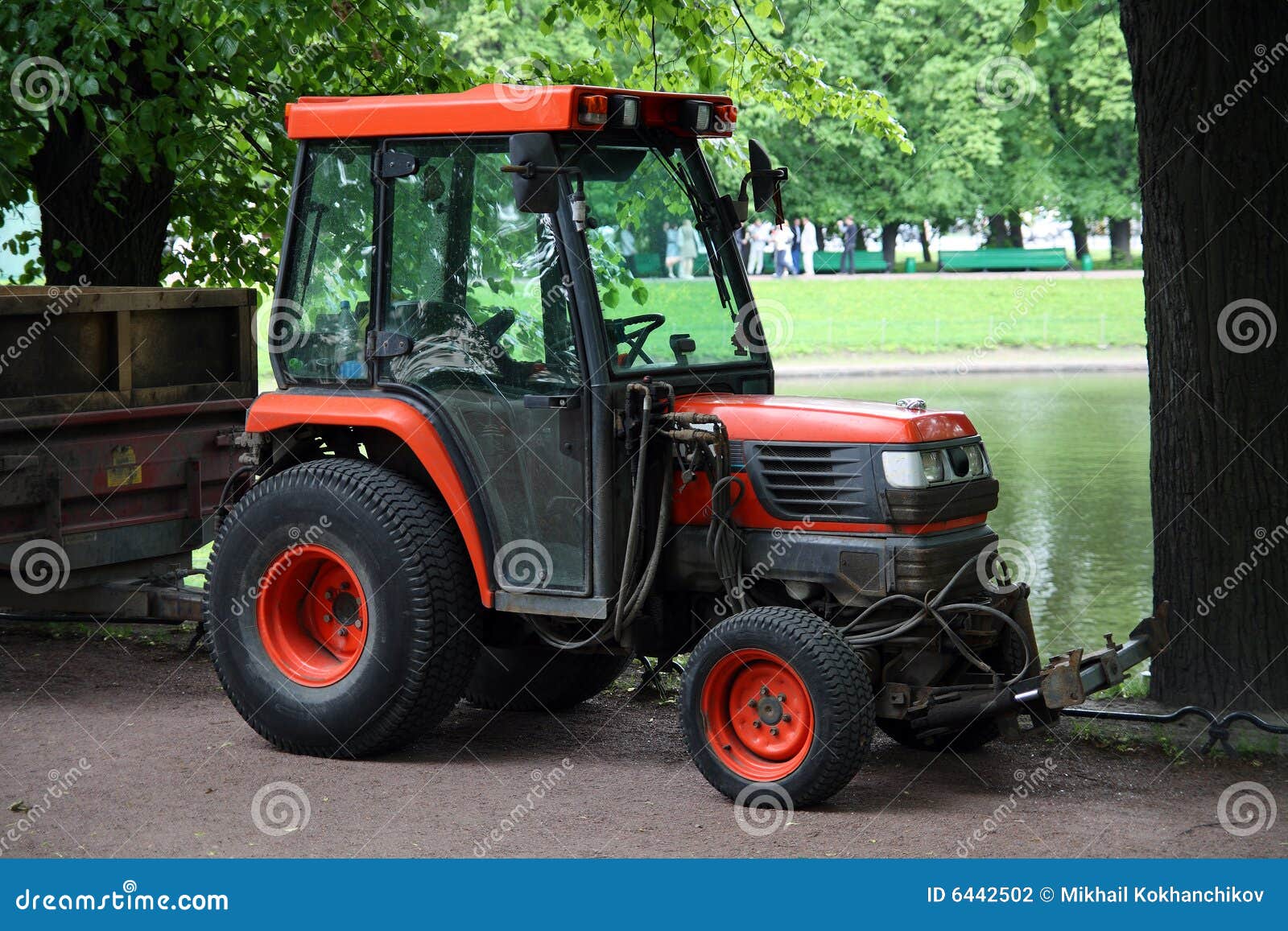 Liten traktor arkivfoto. Bild av traktor, buske, väg, litet - 6442502