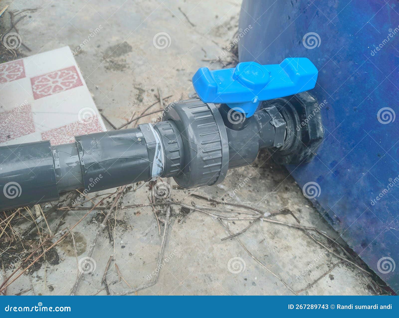 1000 Liter Water Tank Drain Tap Stock Image - Image of tire, weapon ...