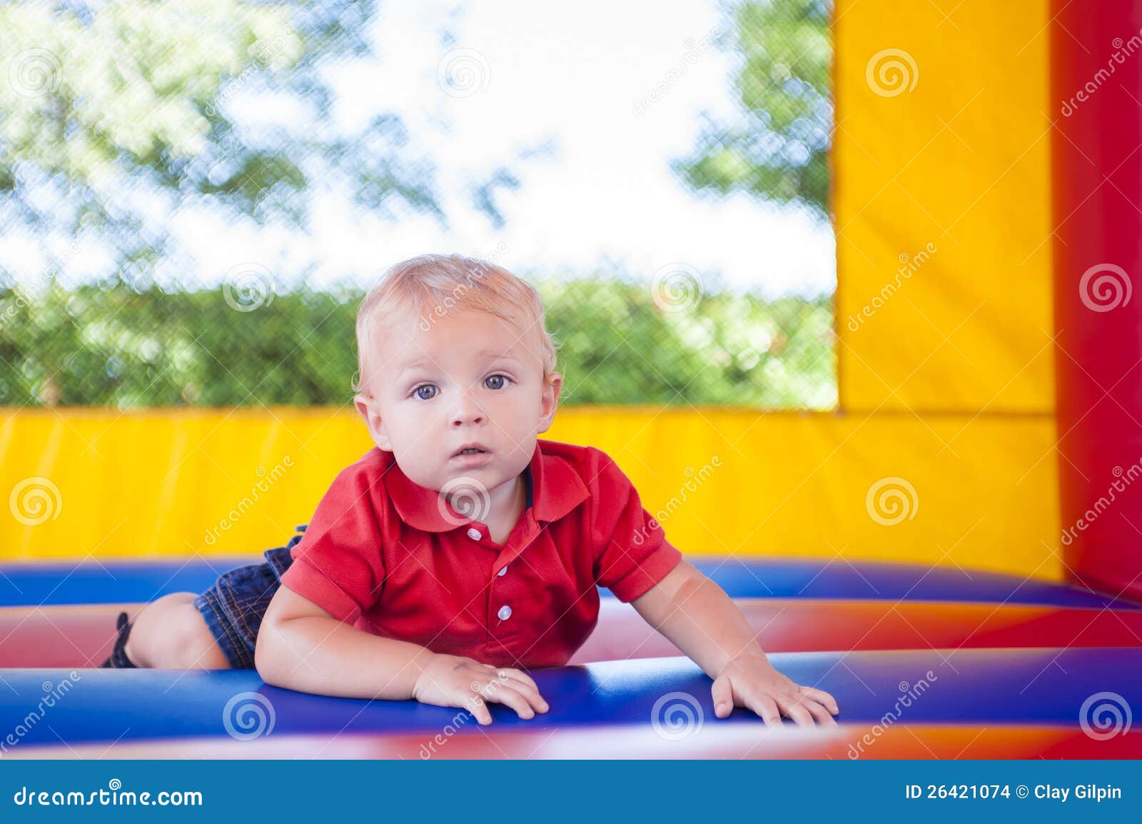 Litet barn i dunhus arkivfoto. Bild av kaukasisk, föll - 26421074