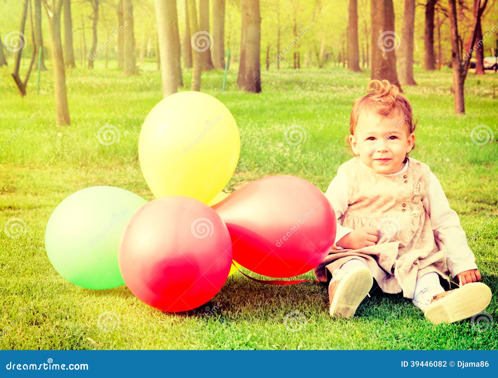 Litet barn med ballonger arkivfoto. Bild av klänning - 39446082