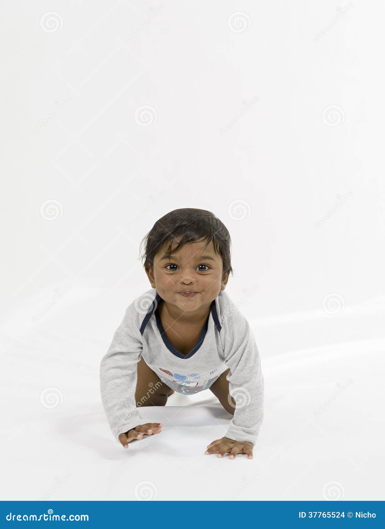 Litet Barn Som Framåtriktat Kryper. Arkivfoto - Bild av harmlöshet ...