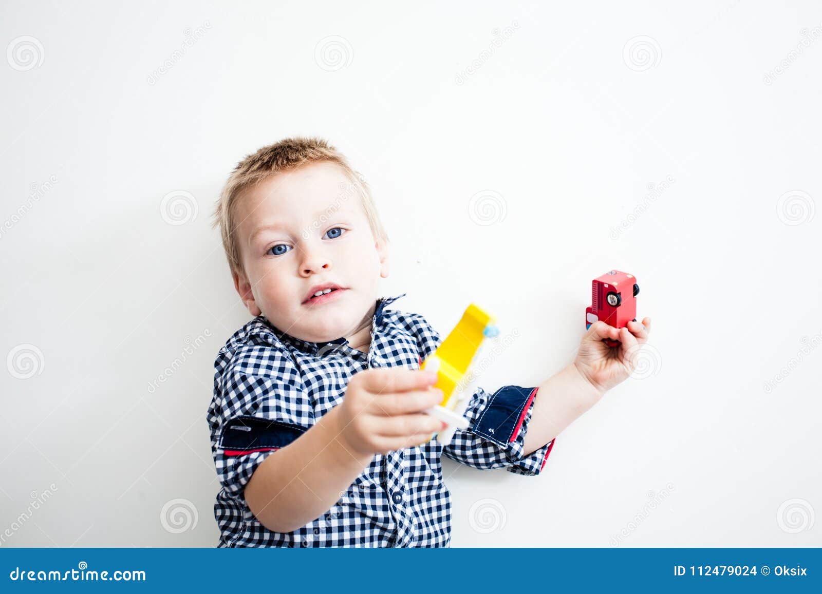 Litet Barn Som Spelar Med Bilen Arkivfoto - Bild av spelrum, bakgrund ...