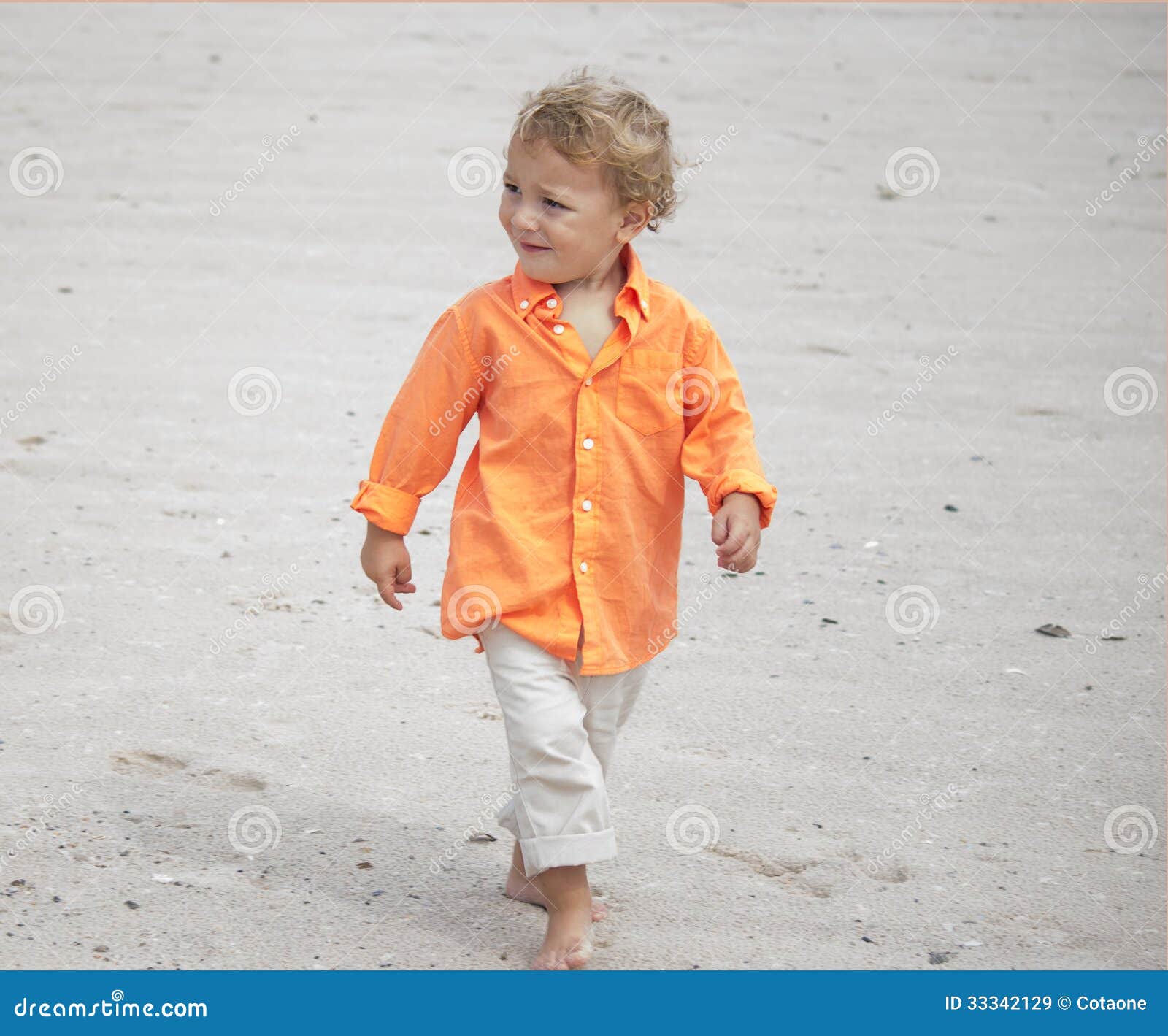 Litet Barn Som Strosar Stranden Fotografering för Bildbyråer - Bild av ...