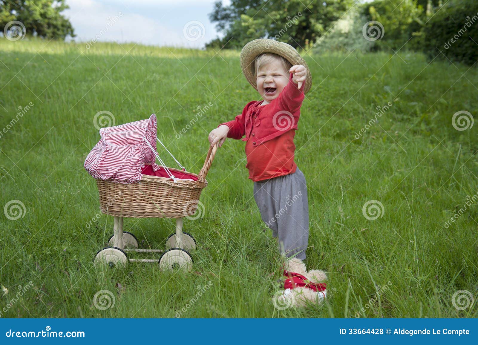 Litet Litet Barn Som Spelar Med En Pram Utomhus Arkivfoto - Bild av ...