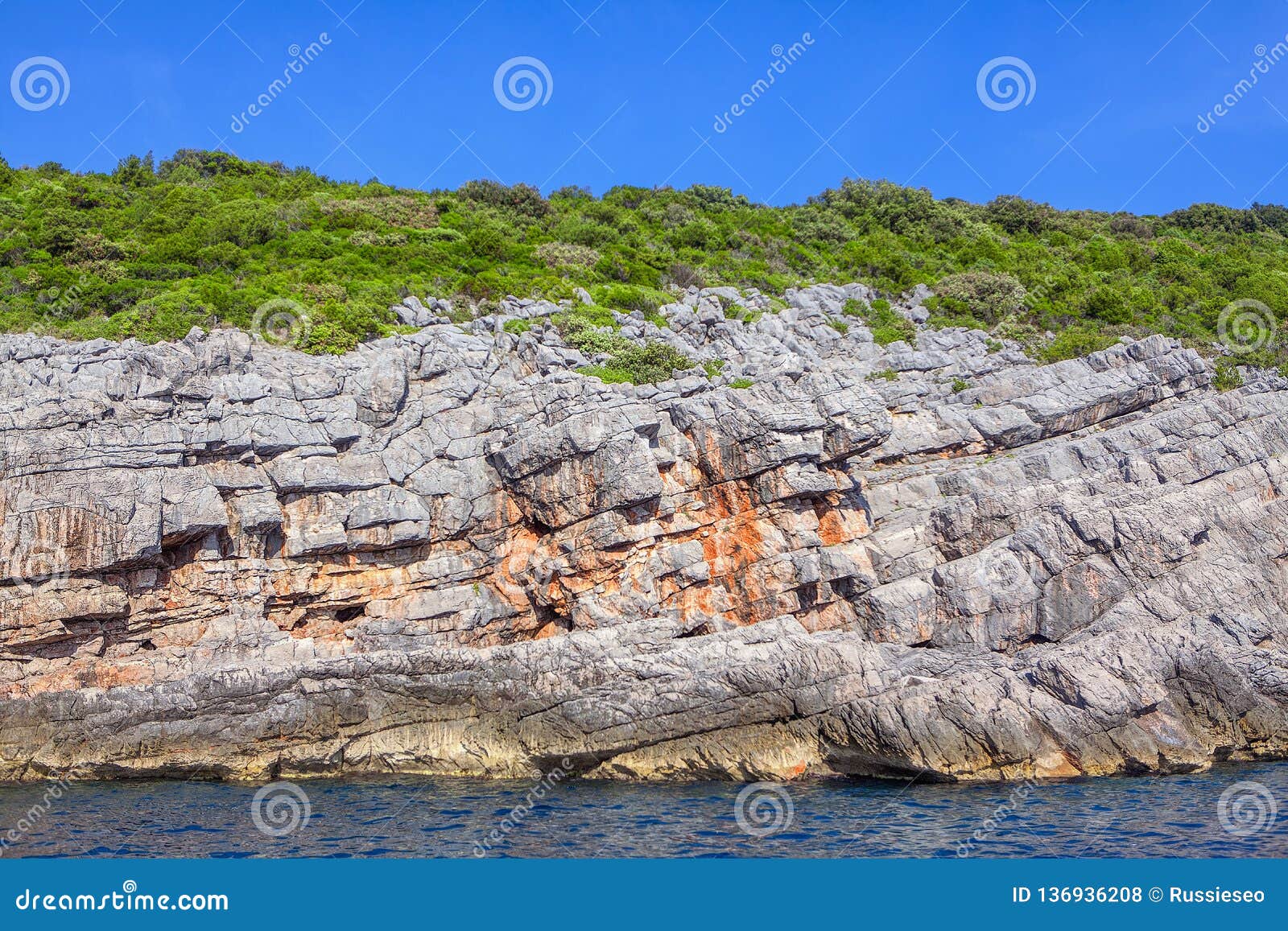 Litoral rocoso foto de archivo. Imagen de paisaje, azul - 136936208
